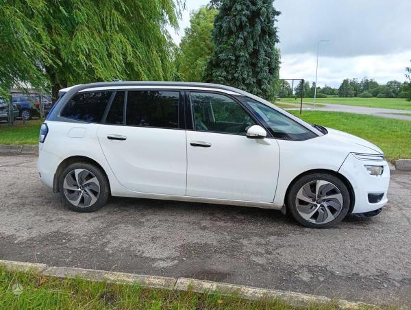 White Citroen Grand C4 Picasso 2014 in Marijampole, with an engine capacity of 2.00 L and mileage of 343 thousand km for 3600 €, photo 5 on AUTOMOTO.COM.LV