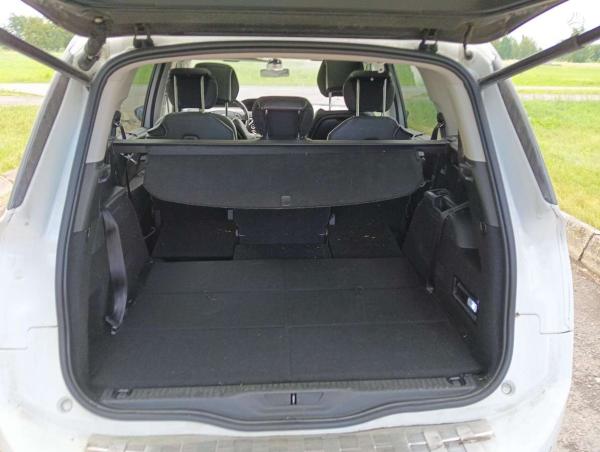 White Citroen Grand C4 Picasso 2014 in Marijampole, with an engine capacity of 2.00 L and mileage of 343 thousand km for 3600 €, photo 8 on AUTOMOTO.COM.LV