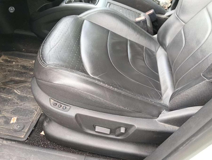 Balts Citroen Grand C4 Picasso 2014 Marijampole, ar dzinēja tilpumu 2.00 L un nobraukumu 343 tūkst. km par 3600 €, foto 16 vietnē AUTOMOTO.COM.LV