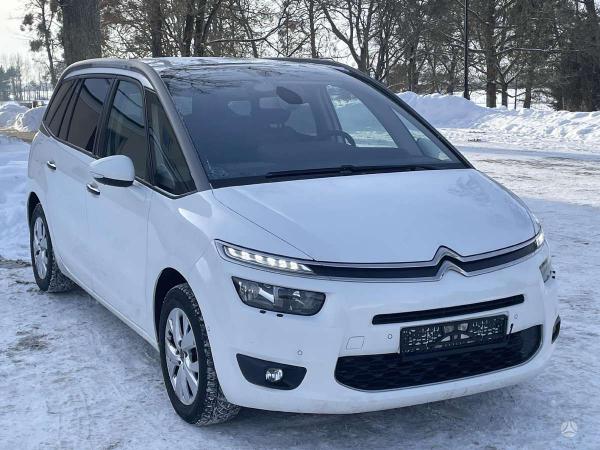 White Citroen Grand C4 Picasso 2015 in Kaunas, with an engine capacity of 1.56 L and mileage of 245 thousand km for 4800 €, photo 1 on AUTOMOTO.COM.LV