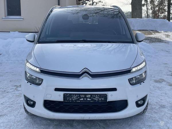 White Citroen Grand C4 Picasso 2015 in Kaunas, with an engine capacity of 1.56 L and mileage of 245 thousand km for 4800 €, photo 3 on AUTOMOTO.COM.LV