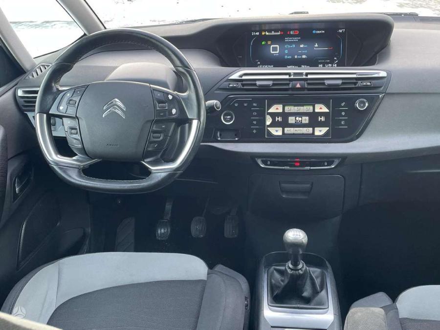 White Citroen Grand C4 Picasso 2015 in Kaunas, with an engine capacity of 1.56 L and mileage of 245 thousand km for 4800 €, photo 11 on AUTOMOTO.COM.LV