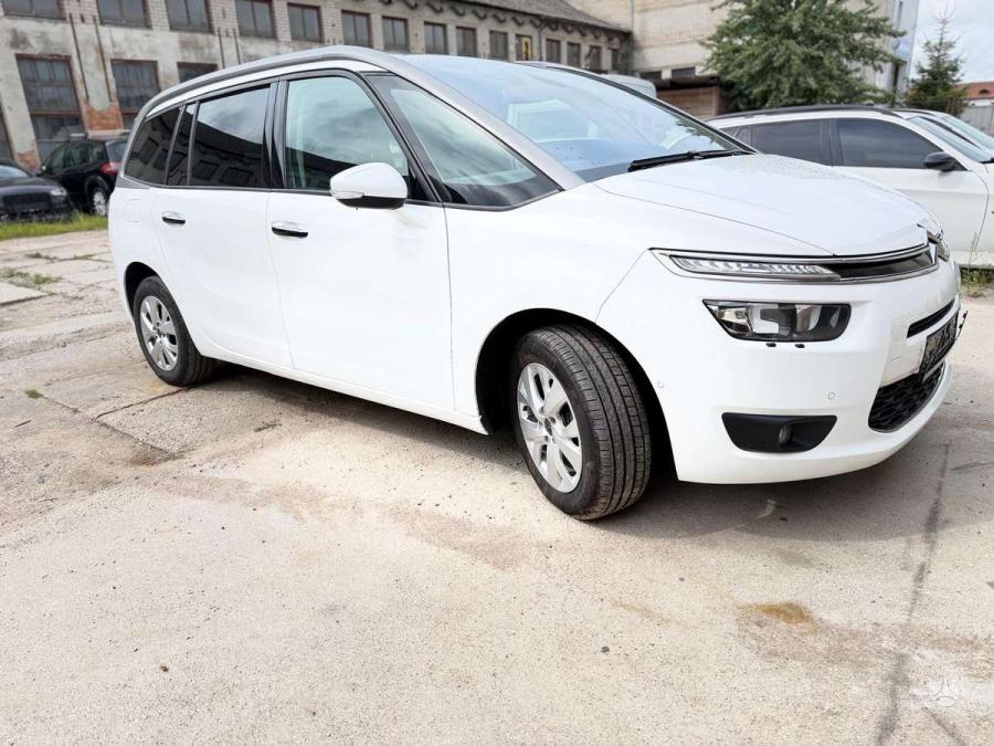 White Citroen Grand C4 Picasso 2015 in Taurage, with an engine capacity of 1.56 L and mileage of 255 thousand km for 4300 €, photo 3 on AUTOMOTO.COM.LV