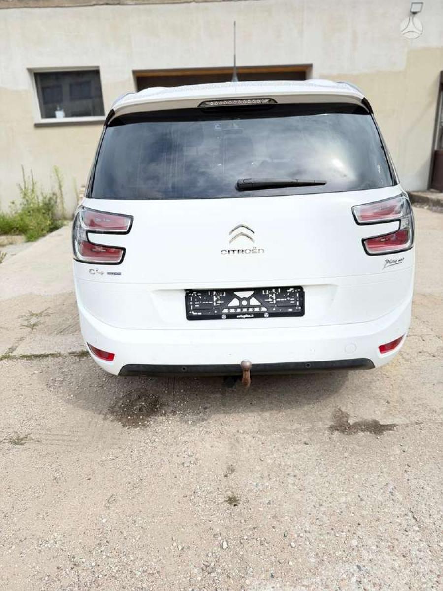 White Citroen Grand C4 Picasso 2015 in Taurage, with an engine capacity of 1.56 L and mileage of 255 thousand km for 4300 €, photo 5 on AUTOMOTO.COM.LV