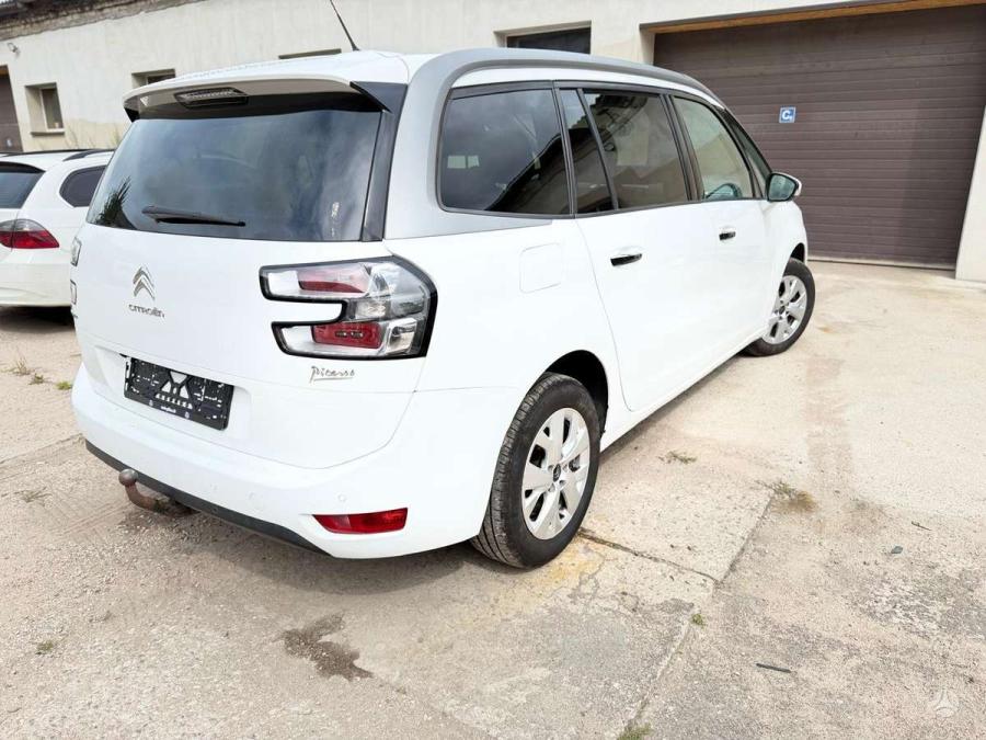 White Citroen Grand C4 Picasso 2015 in Taurage, with an engine capacity of 1.56 L and mileage of 255 thousand km for 4300 €, photo 7 on AUTOMOTO.COM.LV
