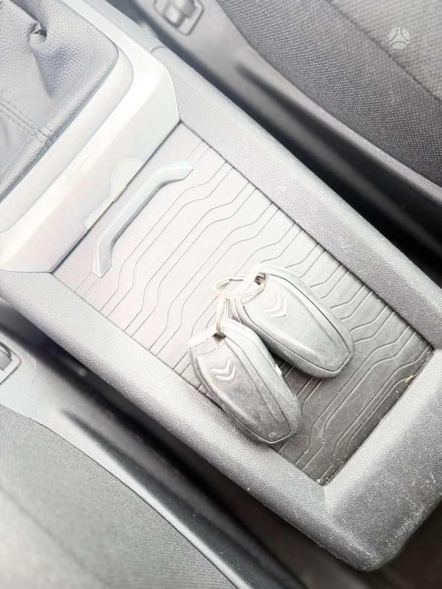 White Citroen Grand C4 Picasso 2015 in Taurage, with an engine capacity of 1.56 L and mileage of 255 thousand km for 4300 €, photo 9 on AUTOMOTO.COM.LV