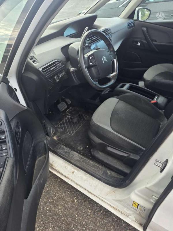 Balts Citroen Grand C4 Picasso 2015 Viļņa, ar dzinēja tilpumu 1.56 L un nobraukumu 300 tūkst. km par 4200 €, foto 6 vietnē AUTOMOTO.COM.LV