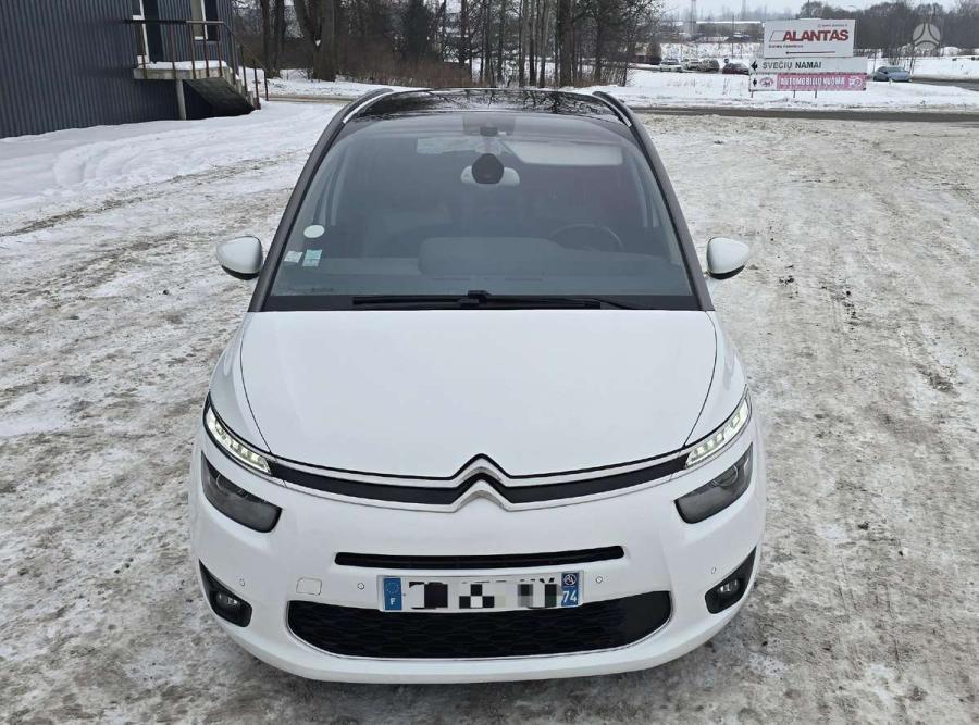 White Citroen Grand C4 Picasso 2016 in Taurage, with an engine capacity of 2.00 L and mileage of 207 thousand km for 6500 €, photo 6 on AUTOMOTO.COM.LV