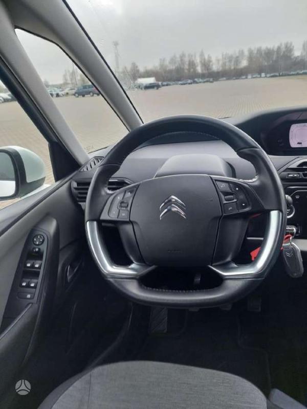 White Citroen Grand C4 Picasso 2017 in Marijampole, with an engine capacity of 1.56 L and mileage of 271 thousand km for 6000 €, photo 11 on AUTOMOTO.COM.LV