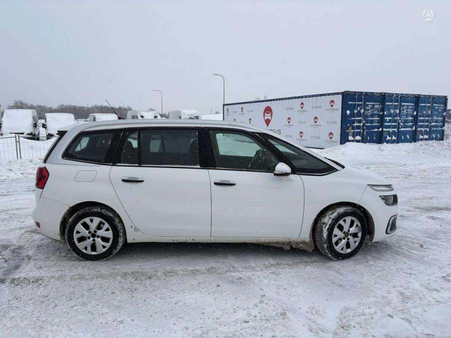 White Citroen Grand C4 Picasso 2017 in Taurage, with an engine capacity of 1.56 L and mileage of 259 thousand km for 5900 €, photo 2 on AUTOMOTO.COM.LV