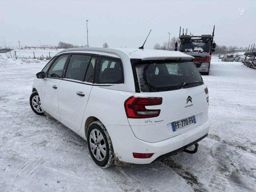 White Citroen Grand C4 Picasso 2017 in Taurage, with an engine capacity of 1.56 L and mileage of 259 thousand km for 5900 €, photo 5 on AUTOMOTO.COM.LV