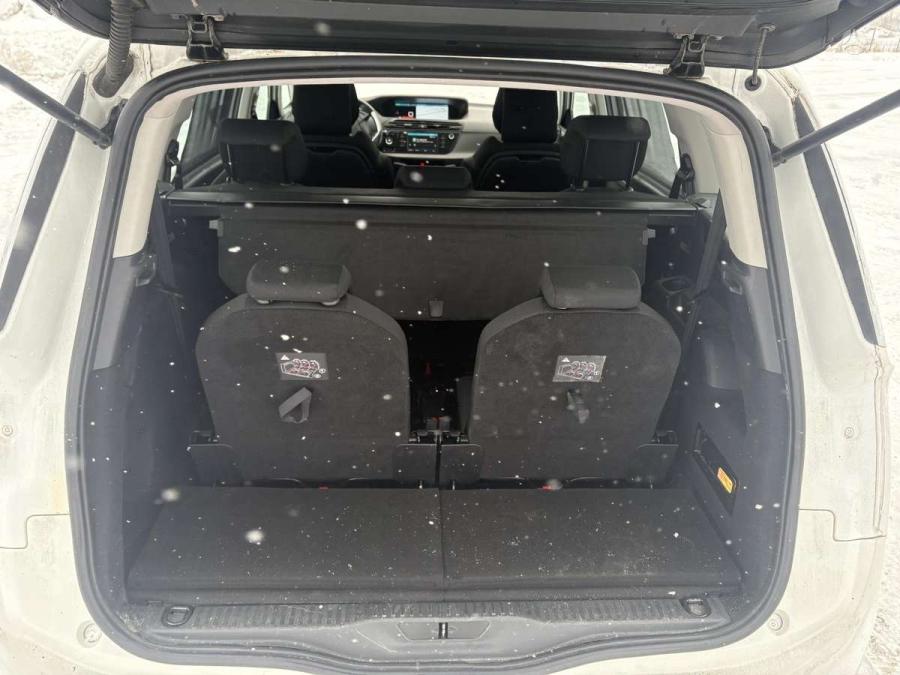 White Citroen Grand C4 Picasso 2017 in Taurage, with an engine capacity of 1.56 L and mileage of 259 thousand km for 5900 €, photo 16 on AUTOMOTO.COM.LV