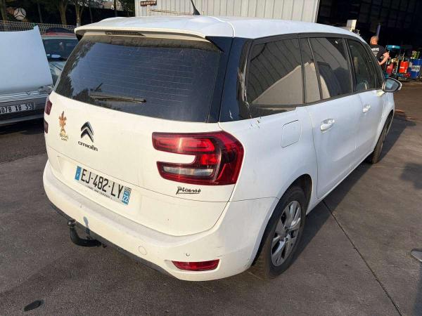 White Citroen Grand C4 Picasso 2017 in Taurage, with an engine capacity of 1.20 L and mileage of 160 thousand km for 3750 €, photo 3 on AUTOMOTO.COM.LV