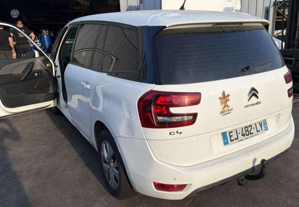 White Citroen Grand C4 Picasso 2017 in Taurage, with an engine capacity of 1.20 L and mileage of 160 thousand km for 3750 €, photo 4 on AUTOMOTO.COM.LV