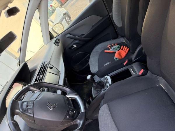 White Citroen Grand C4 Picasso 2017 in Taurage, with an engine capacity of 1.20 L and mileage of 160 thousand km for 3750 €, photo 5 on AUTOMOTO.COM.LV