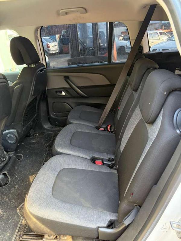 White Citroen Grand C4 Picasso 2017 in Taurage, with an engine capacity of 1.20 L and mileage of 160 thousand km for 3750 €, photo 6 on AUTOMOTO.COM.LV