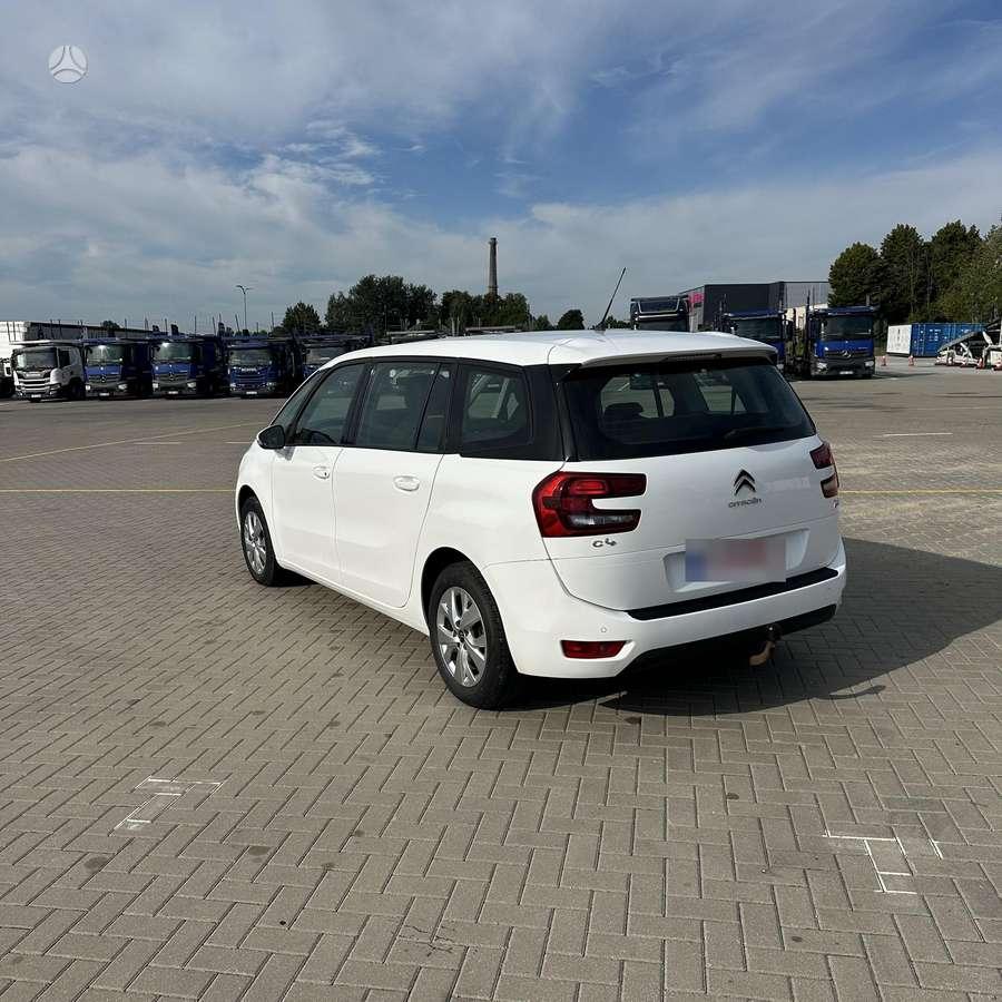 White Citroen Grand C4 Picasso 2017 in Taurage, with an engine capacity of 1.56 L and mileage of 191 thousand km for 5200 €, photo 5 on AUTOMOTO.COM.LV