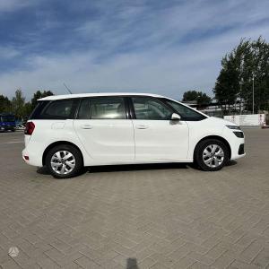 White Citroen Grand C4 Picasso 2017 in Taurage, with an engine capacity of 1.56 L and mileage of 191 thousand km for 5200 €, photo 8 on AUTOMOTO.COM.LV
