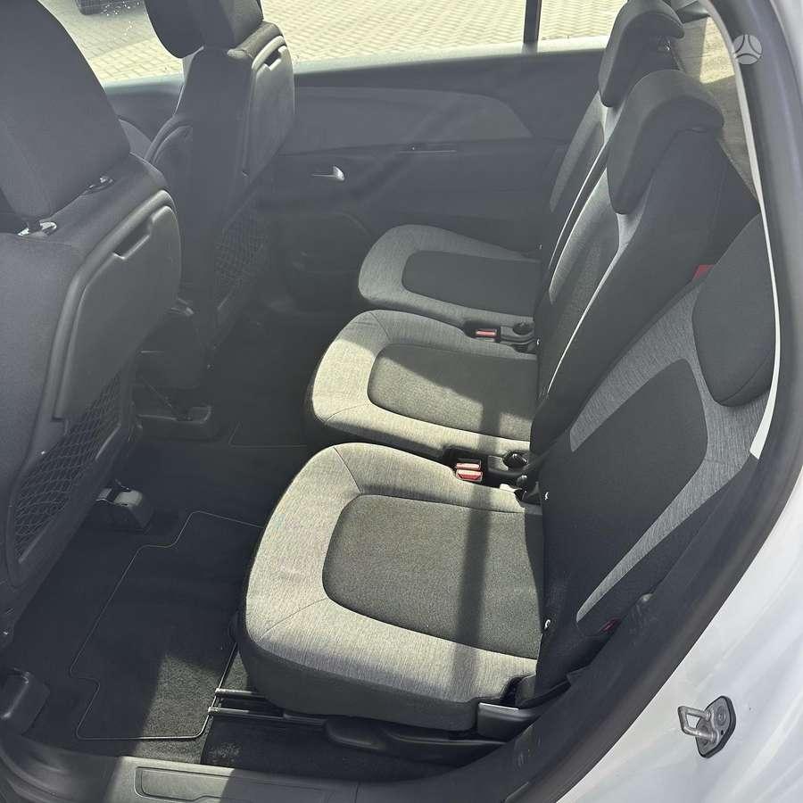 White Citroen Grand C4 Picasso 2017 in Taurage, with an engine capacity of 1.56 L and mileage of 191 thousand km for 5200 €, photo 15 on AUTOMOTO.COM.LV