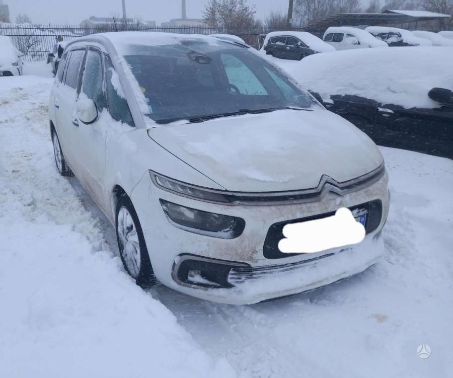 White Citroen Grand C4 Picasso 2018 in Panevezys, with an engine capacity of 1.56 L and mileage of 240 thousand km for 6850 €, photo 1 on AUTOMOTO.COM.LV