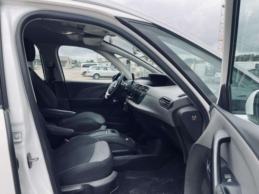 White Citroen Grand C4 Picasso 2018 in Vilnius, with an engine capacity of 1.56 L and mileage of 218 thousand km for 5300 €, photo 14 on AUTOMOTO.COM.LV
