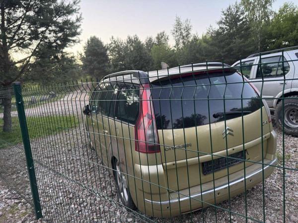 Yellow Citroen Grand C4 Picasso 2009 in Moletai, with an engine capacity of 2.00 L and mileage of 333 thousand km for 430 €, photo 7 on AUTOMOTO.COM.LV