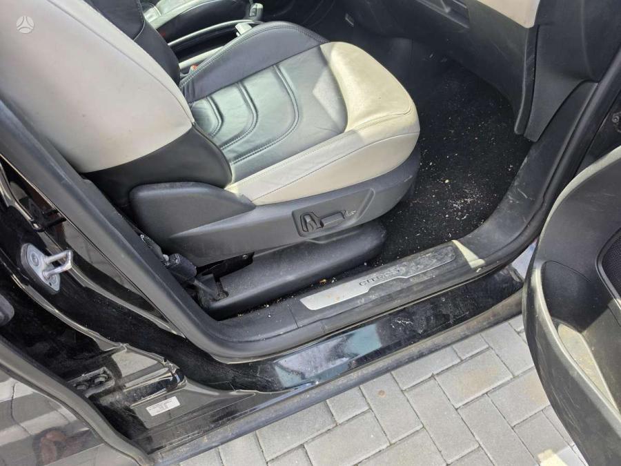 Melns Citroen Grand C4 SpaceToure 2020 Tauragė, ar dzinēja tilpumu 2.00 L un nobraukumu 400 tūkst. km par 4200 €, foto 7 vietnē AUTOMOTO.COM.LV