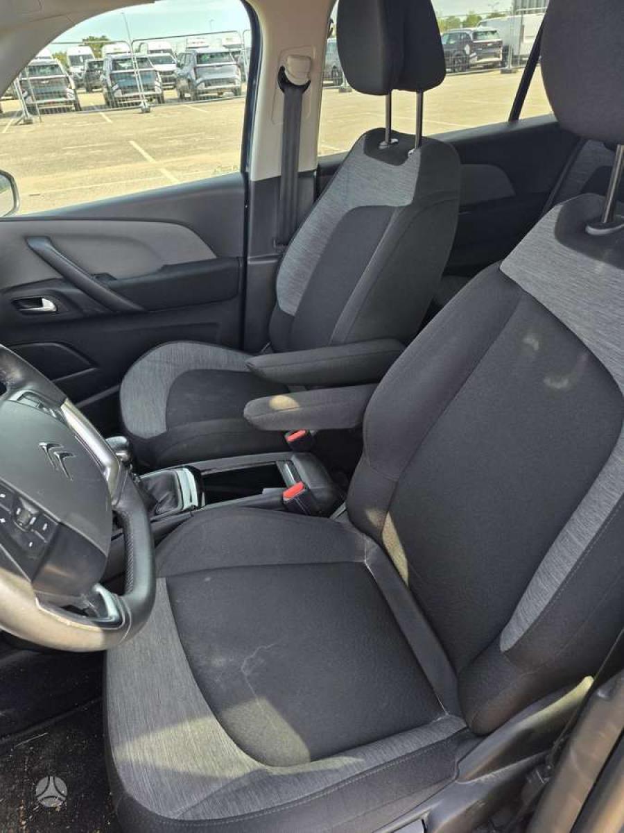 Green Citroen Grand C4 SpaceToure 2022 in Vilnius, with an engine capacity of 1.20 L and mileage of 154 thousand km for 10700 €, photo 15 on AUTOMOTO.COM.LV