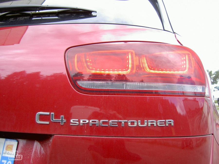 Red Citroen Grand C4 SpaceToure 2018 in Vilnius, with an engine capacity of 1.50 L and mileage of 154 thousand km for 7199 €, photo 9 on AUTOMOTO.COM.LV