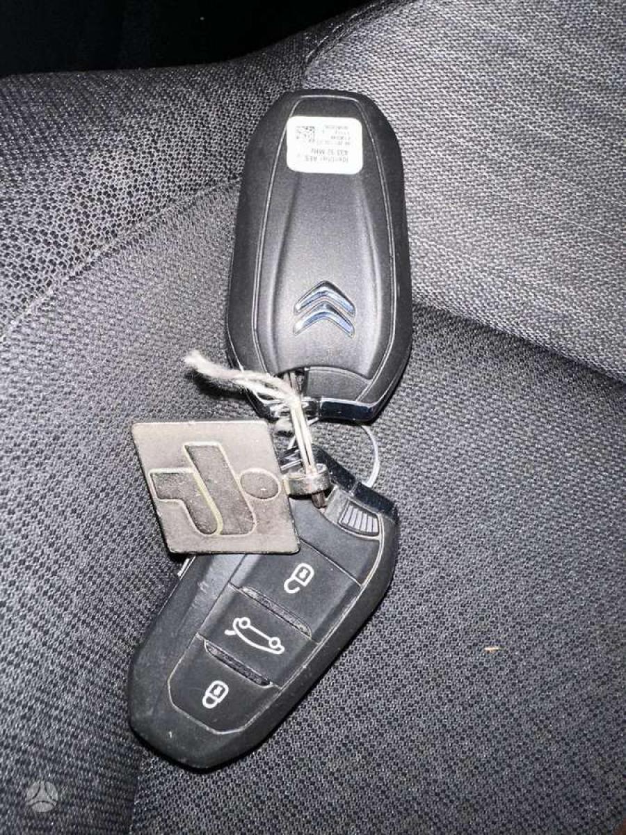 Red Citroen Grand C4 SpaceToure 2020 in Taurage, with an engine capacity of 1.50 L and mileage of 139 thousand km for 6900 €, photo 17 on AUTOMOTO.COM.LV