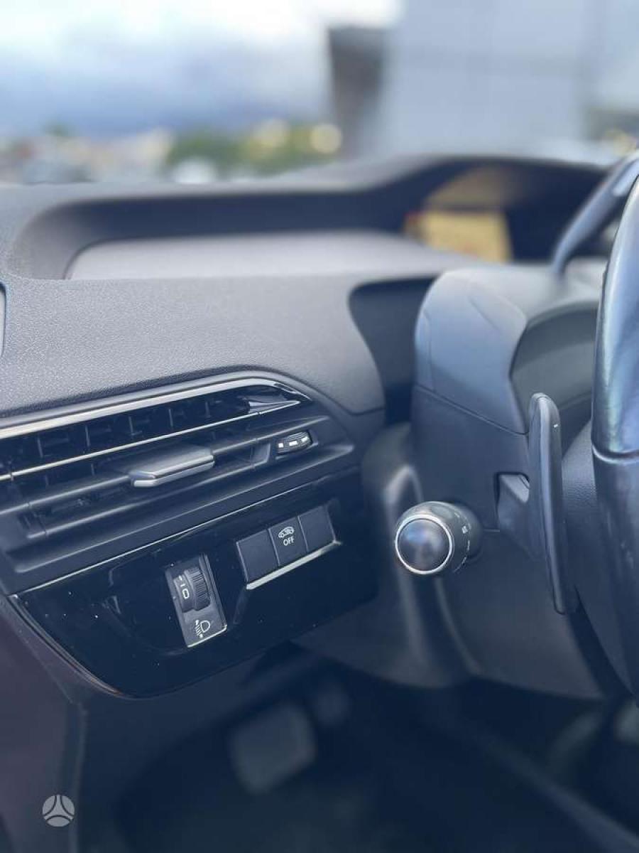 Sarkans Citroen Grand C4 SpaceToure 2020 Viļņa, ar dzinēja tilpumu 1.50 L un nobraukumu 137 tūkst. km par 9100 €, foto 14 vietnē AUTOMOTO.COM.LV