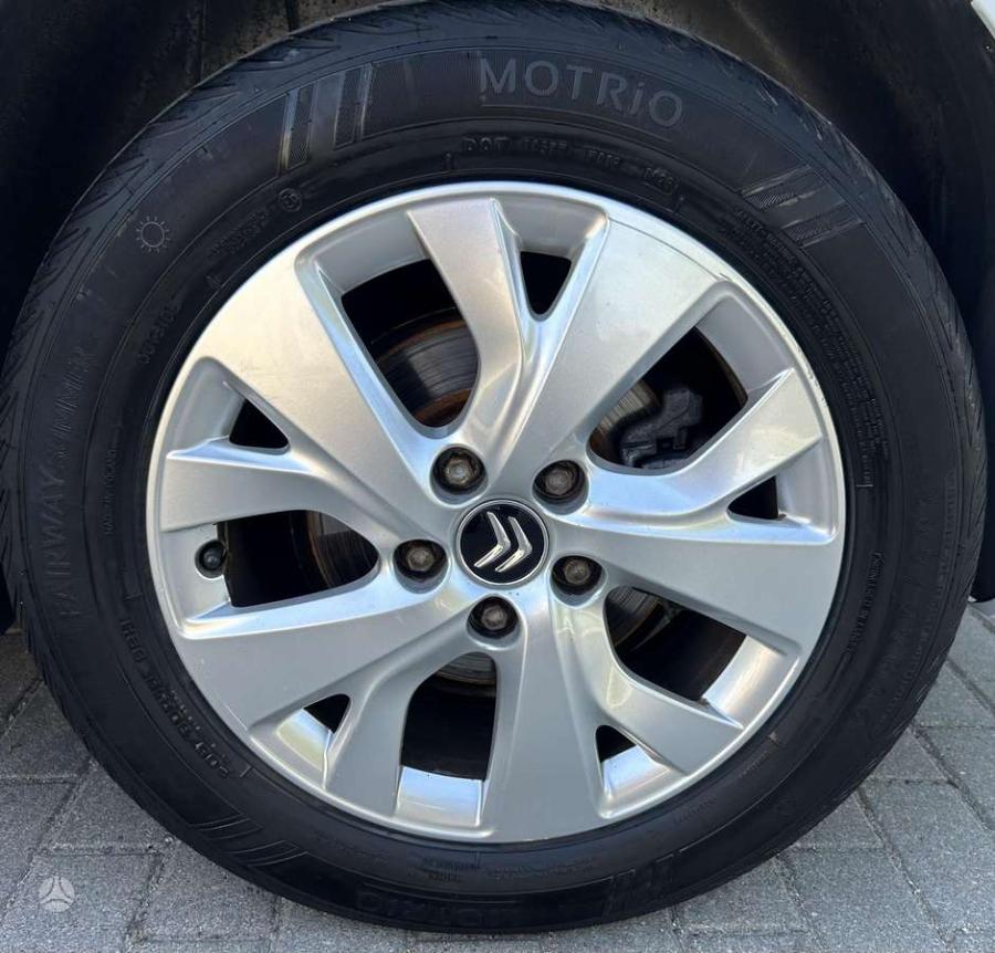 White Citroen Grand C4 SpaceToure 2019 in Taurage, with an engine capacity of 1.50 L and mileage of 218 thousand km for 4900 €, photo 13 on AUTOMOTO.COM.LV