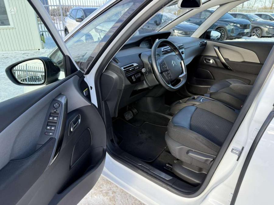 White Citroen Grand C4 SpaceToure 2021 in Marijampole, with an engine capacity of 1.20 L and mileage of 90 thousand km for 12941 €, photo 26 on AUTOMOTO.COM.LV