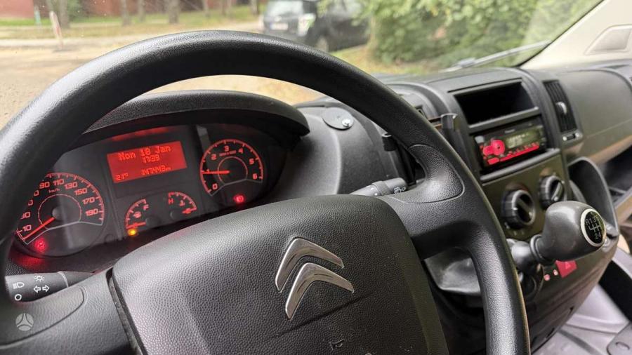 Black Citroen Jumper 2018 in Vilnius, with an engine capacity of 2.00 L and mileage of 147 thousand km for 5150 €, photo 13 on AUTOMOTO.COM.LV