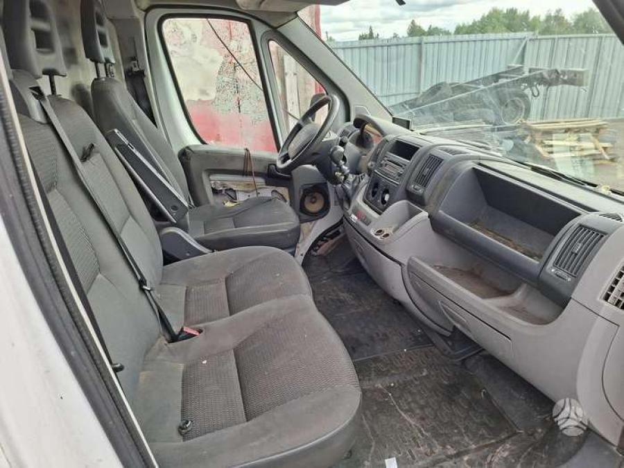 White Citroen Jumper 2008 in Ukmerge, with an engine capacity of 2.20 L and mileage of 350 thousand km for 1650 €, photo 6 on AUTOMOTO.COM.LV
