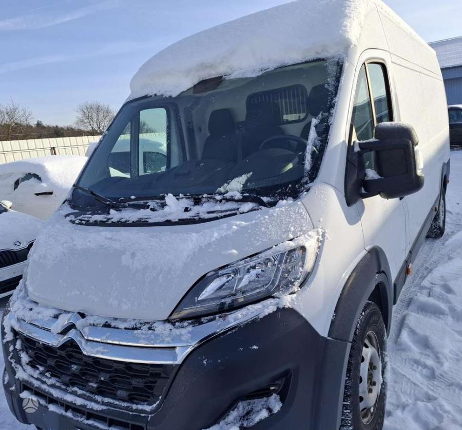 White Citroen Jumper 2023 in Kaunas, with an engine capacity of 2.20 L and mileage of 40 thousand km for 18149 €, photo 2 on AUTOMOTO.COM.LV