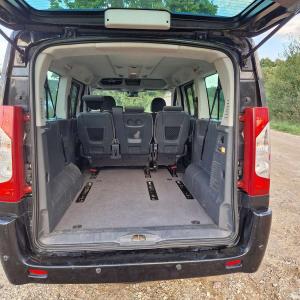 Black Citroen Jumpy 2015 in Vilnius, with an engine capacity of 2.00 L and mileage of 355 thousand km for 6900 €, photo 7 on AUTOMOTO.COM.LV