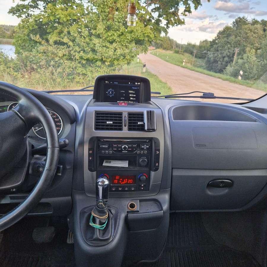 Black Citroen Jumpy 2015 in Vilnius, with an engine capacity of 2.00 L and mileage of 355 thousand km for 6900 €, photo 9 on AUTOMOTO.COM.LV