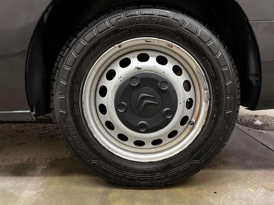 Black Citroen Jumpy 2019 in Marijampole, with an engine capacity of 1.50 L and mileage of 224 thousand km for 15125 €, photo 16 on AUTOMOTO.COM.LV