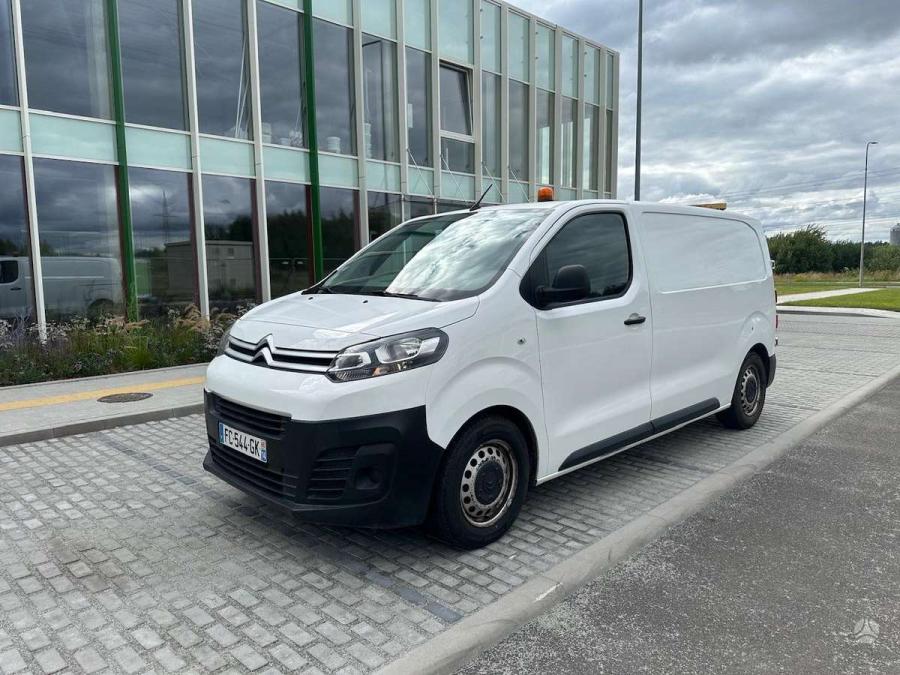 White Citroen Jumpy 2019 in Kaunas, with an engine capacity of 1.56 L and mileage of 296 thousand km for 6899 €, photo 1 on AUTOMOTO.COM.LV