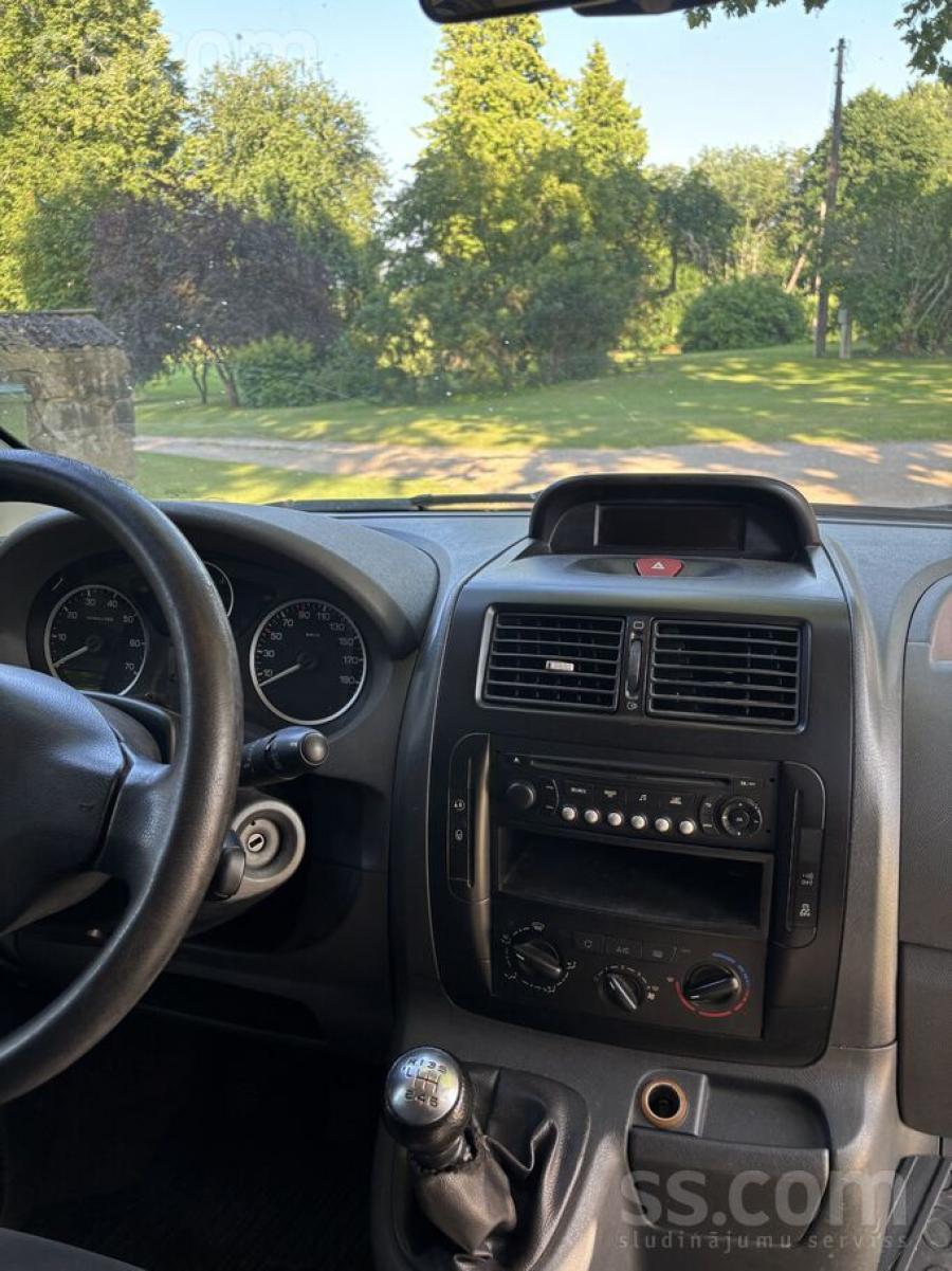 White Citroen Jumpy 2015 in Cesis, with an engine capacity of 2.00 L and mileage of 315 thousand km for 2700 €, photo 7 on AUTOMOTO.COM.LV