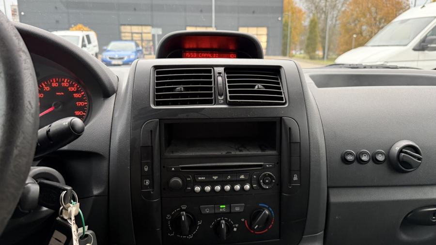 Balts Citroen Jumpy 2016 Rīga, ar dzinēja tilpumu 2.00 L un nobraukumu 99 tūkst. km par 550000 €, foto 18 vietnē AUTOMOTO.COM.LV