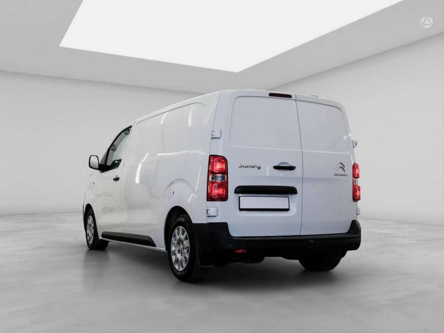 White Citroen Jumpy 2018 in Kaunas, with an engine capacity of 2.00 L and mileage of 325 thousand km for 5990 €, photo 3 on AUTOMOTO.COM.LV
