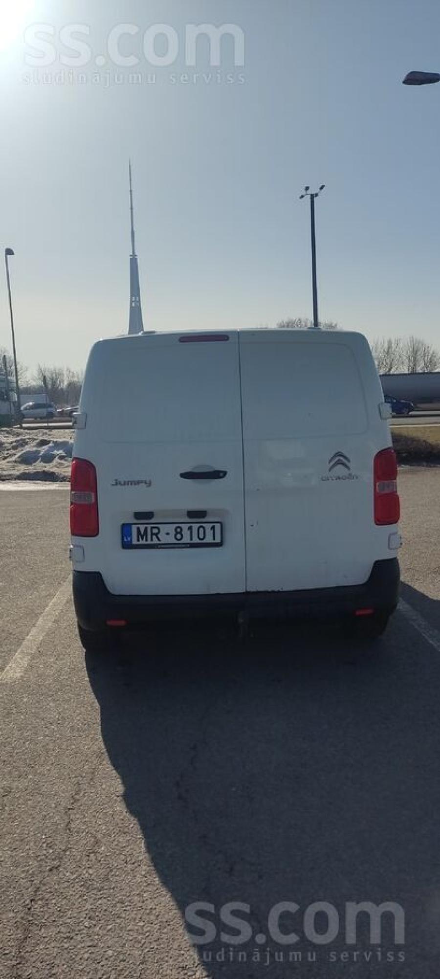 White Citroen Jumpy 2020 in Riga, with an engine capacity of 1.50 L and mileage of 184 thousand km for 8900 €, photo 5 on AUTOMOTO.COM.LV