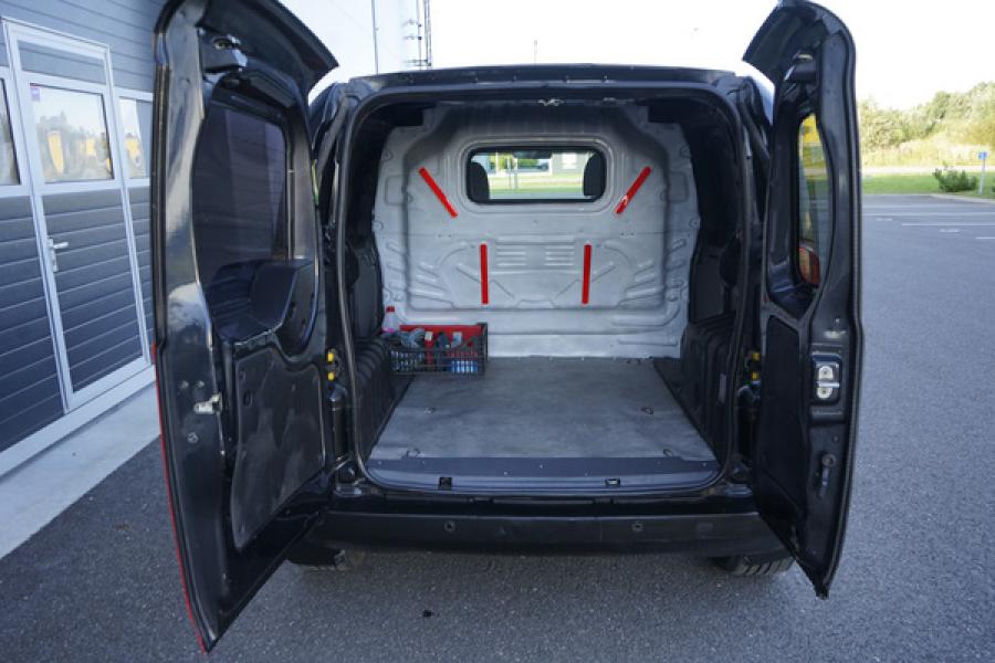 Melns Citroen Nemo 2008 Pērnava, ar dzinēja tilpumu 1.40 L un nobraukumu 259 tūkst. km par 2500 €, foto 11 vietnē AUTOMOTO.COM.LV