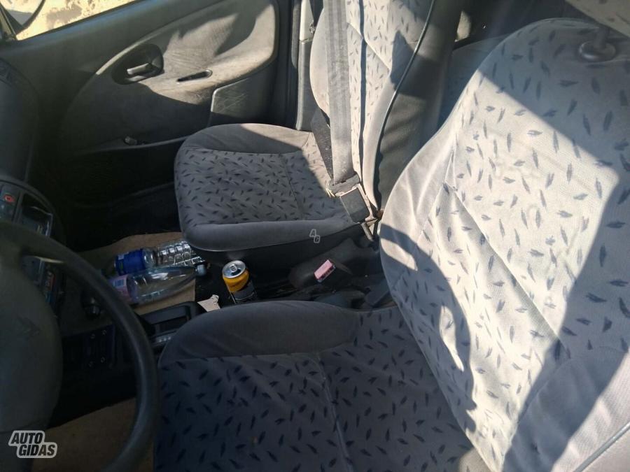 Pelēks Citroen Saxo 2000 Naujoji Akmenė, ar dzinēja tilpumu 1.40 L un nobraukumu 159 tūkst. km par 650 €, foto 8 vietnē AUTOMOTO.COM.LV