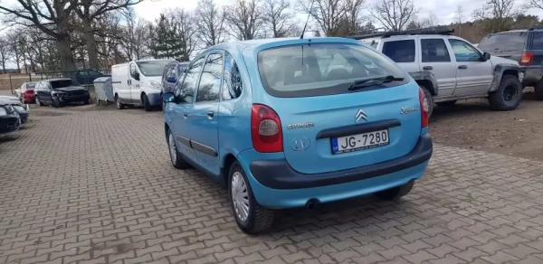 Zils Citroen xsara-picasso 2001 Valmiera, ar dzinēja tilpumu 1.80 L un nobraukumu 329 tūkst. km par 1000 €, foto 5 vietnē AUTOMOTO.COM.LV