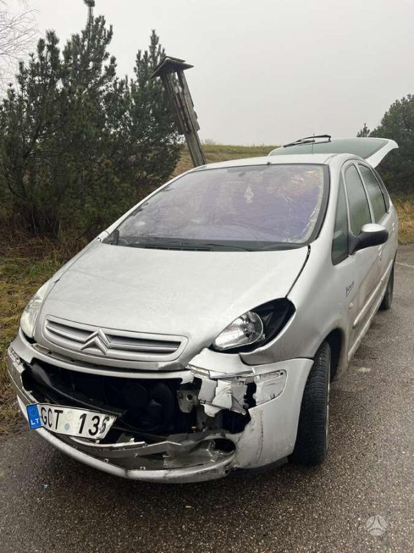 Grey Citroen xsara-picasso 2005 in Vilnius, with an engine capacity of 1.60 L and mileage of 143 thousand km for 350 €, photo 1 on AUTOMOTO.COM.LV