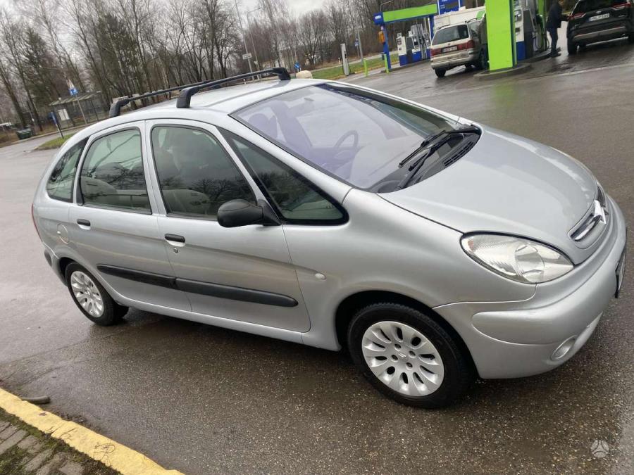 Pelēks Citroen xsara-picasso 2003 Viļņa, ar dzinēja tilpumu 1.75 L un nobraukumu 100 tūkst. km par 3500 €, foto 1 vietnē AUTOMOTO.COM.LV