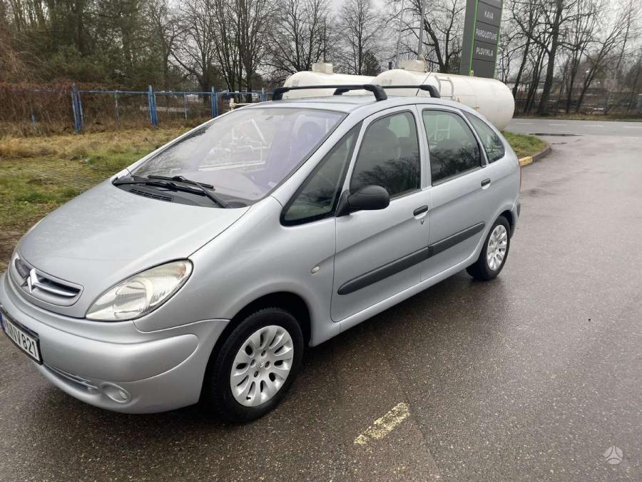 Pelēks Citroen xsara-picasso 2003 Viļņa, ar dzinēja tilpumu 1.75 L un nobraukumu 100 tūkst. km par 3500 €, foto 2 vietnē AUTOMOTO.COM.LV